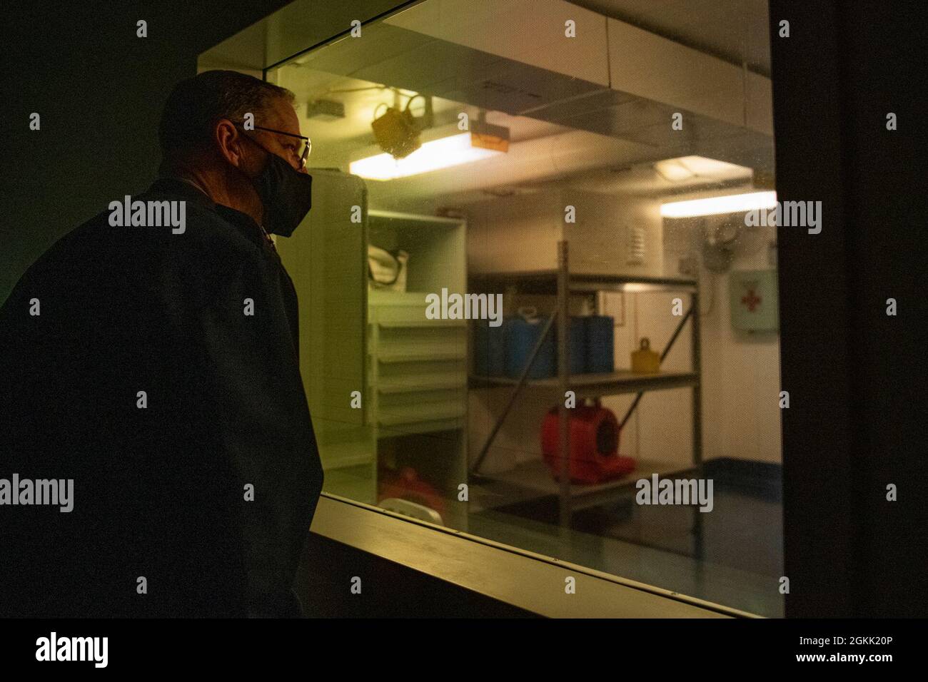 Uss trayer bst 21 battle stations 21 hi-res stock photography and ...