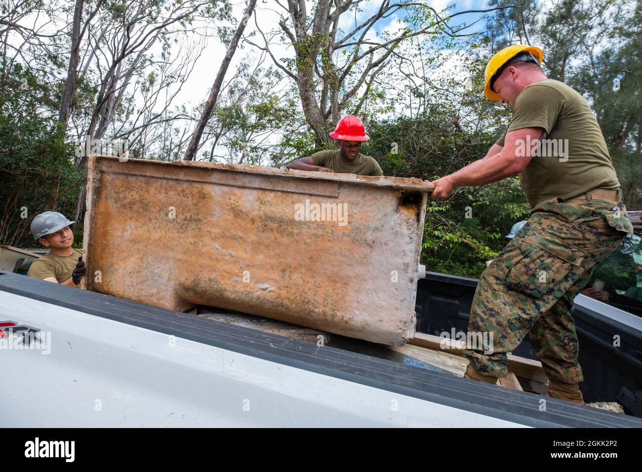 Marines from the 6th Communication Battalion, Marine Forces Reserve ...
