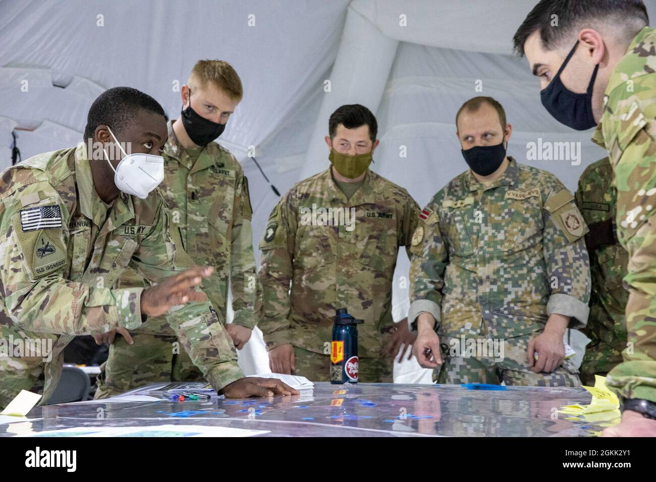 Soldiers assigned to 41st Field Artillery Brigade work with Romanian ...