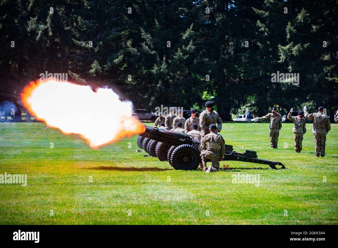U.S. Army soldiers assigned to 1st Battalion, 37th Field Artillery ...