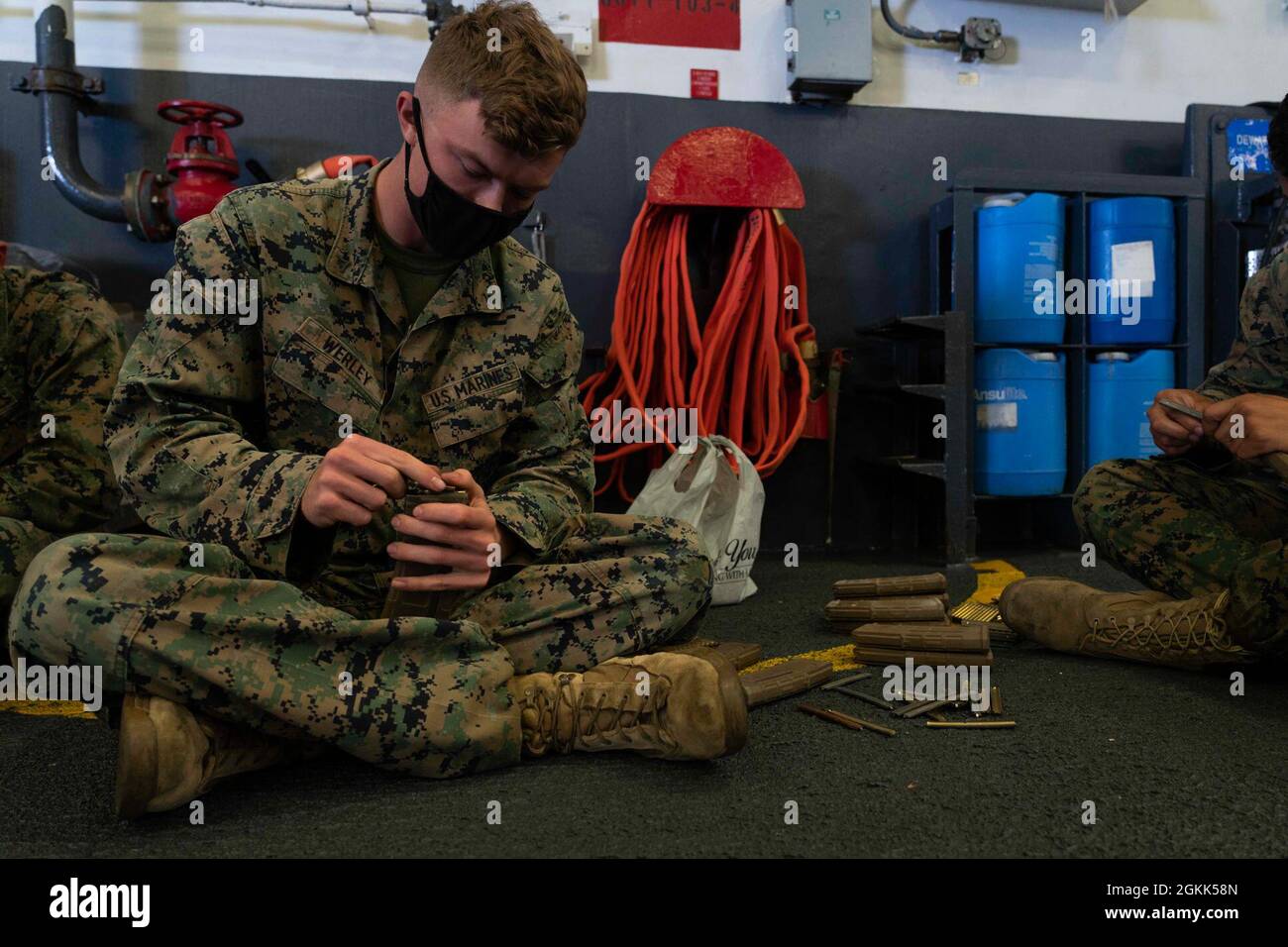 Uss essex lhd 2 hanger bay hi-res stock photography and images - Alamy