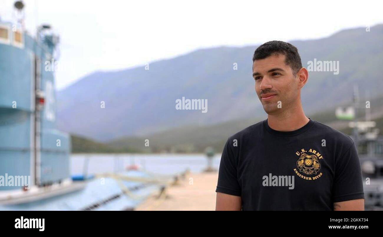 U.S. Army Staff Sgt.Orlando Alegria, 86th Army Dive Detachment diving ...