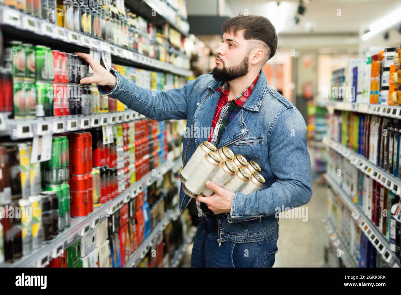 Man shopping for beer in store hi-res stock photography and images - Alamy