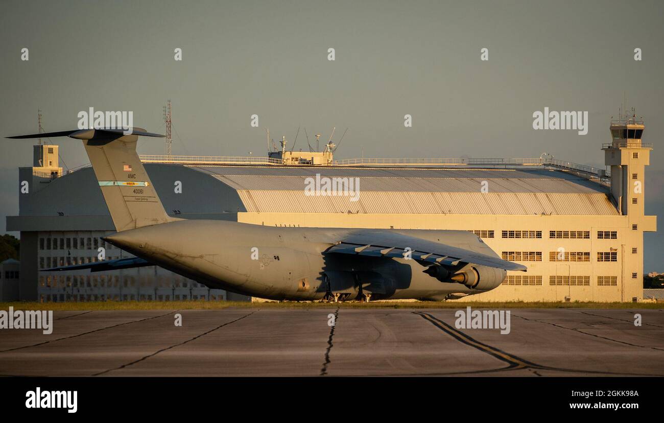 Aircraft countermeasures flare hi-res stock photography and images - Alamy