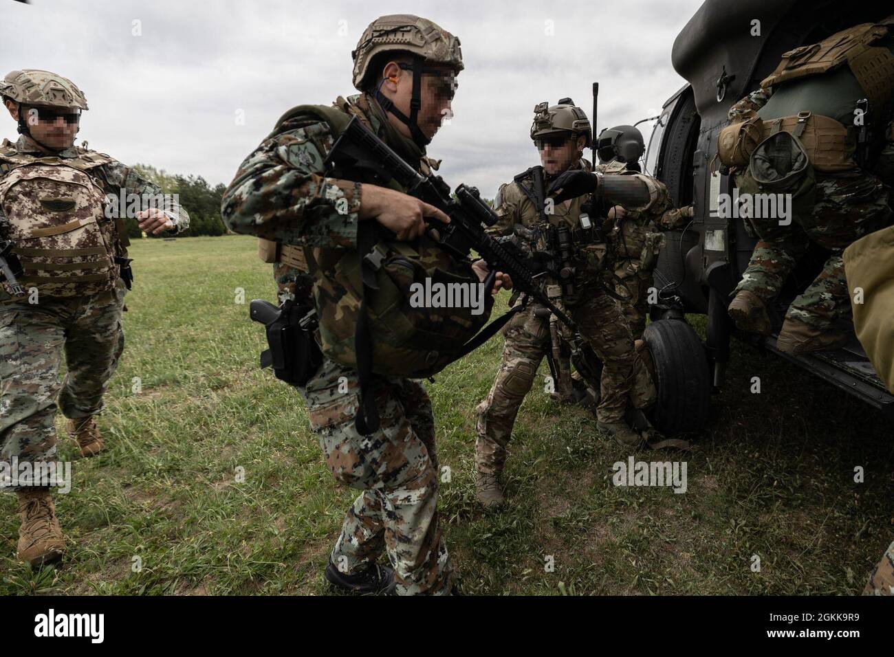 A U.S. Army Special Forces soldier assigned to 10th Special Forces ...