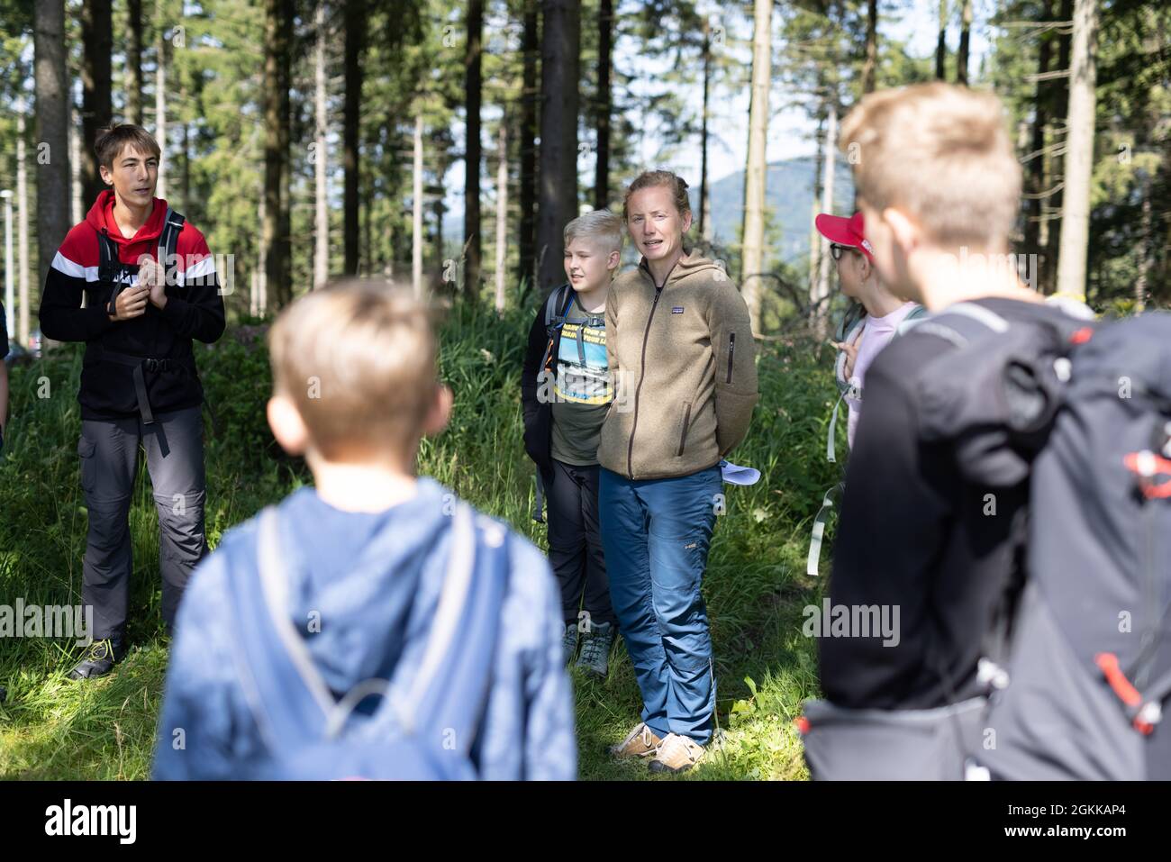 Baiersbronn, Germany. 25th Aug, 2021. Educator Svenja Fox (m) welcomes ...
