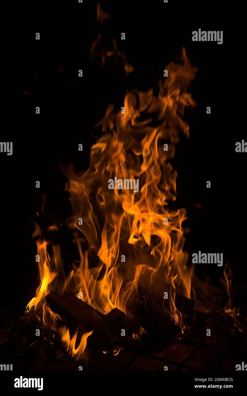 Burning fire with flames and timber Stock Photo - Alamy