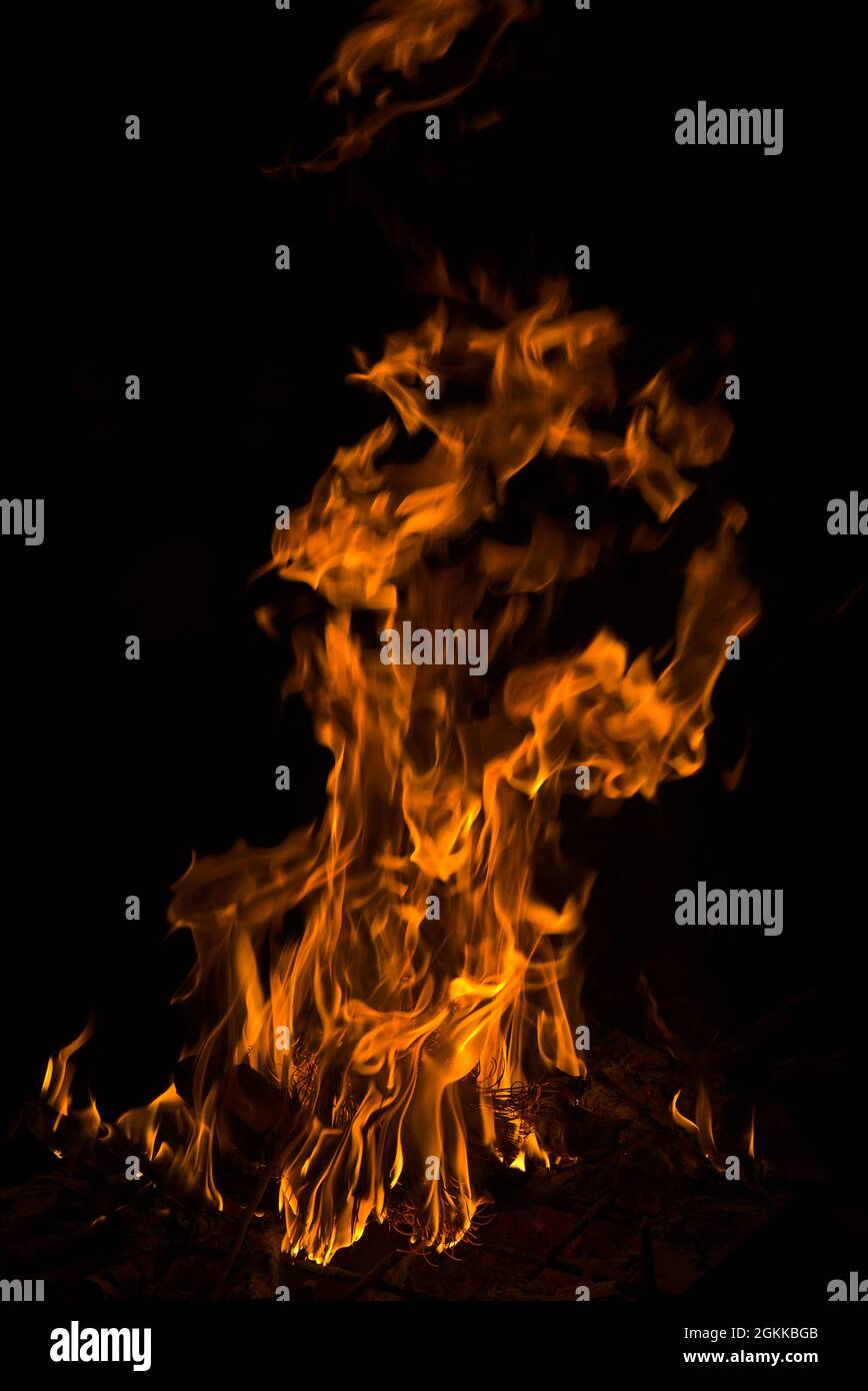 Burning fire with flames and timber Stock Photo - Alamy