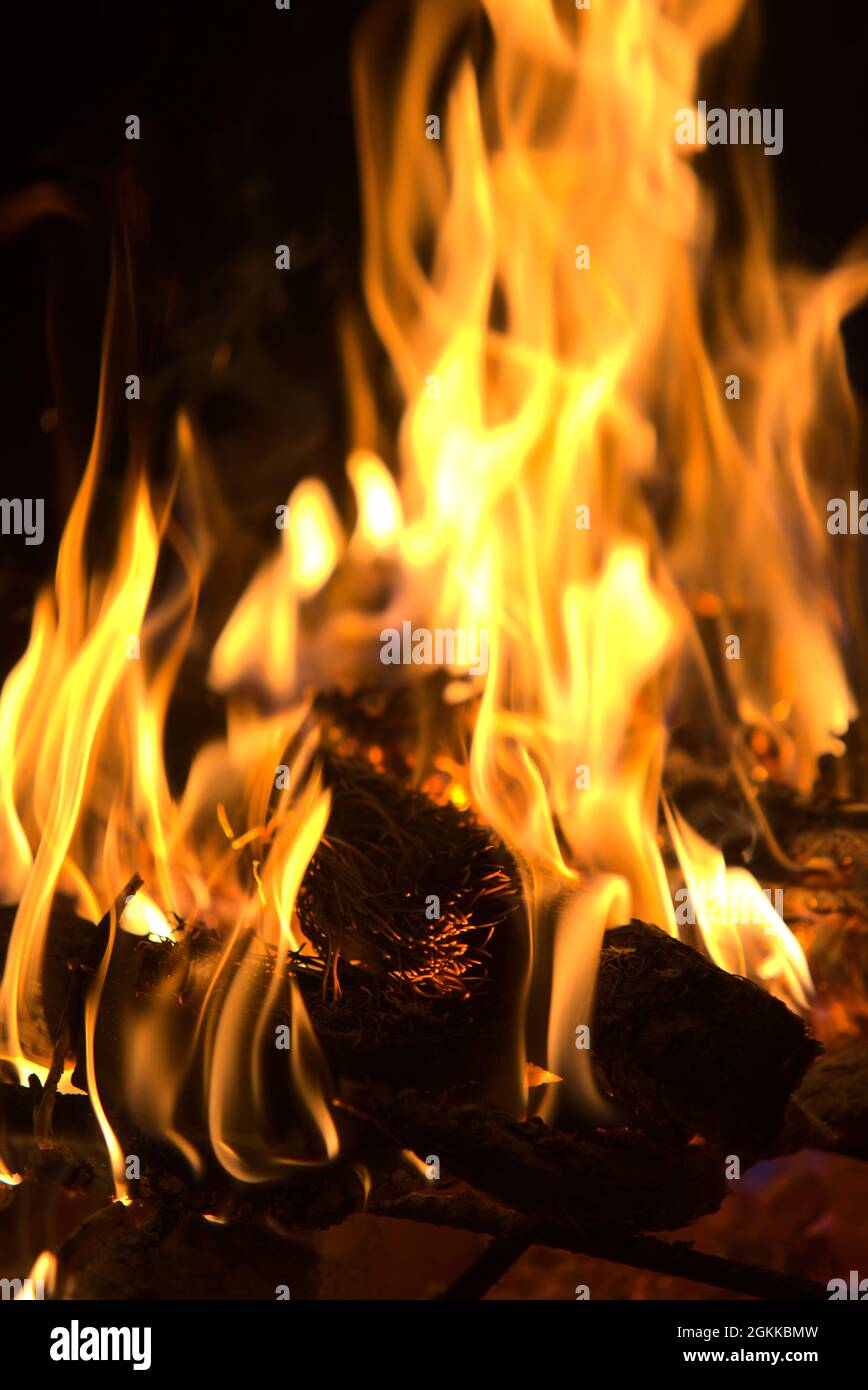 Burning fire with flames and timber Stock Photo - Alamy