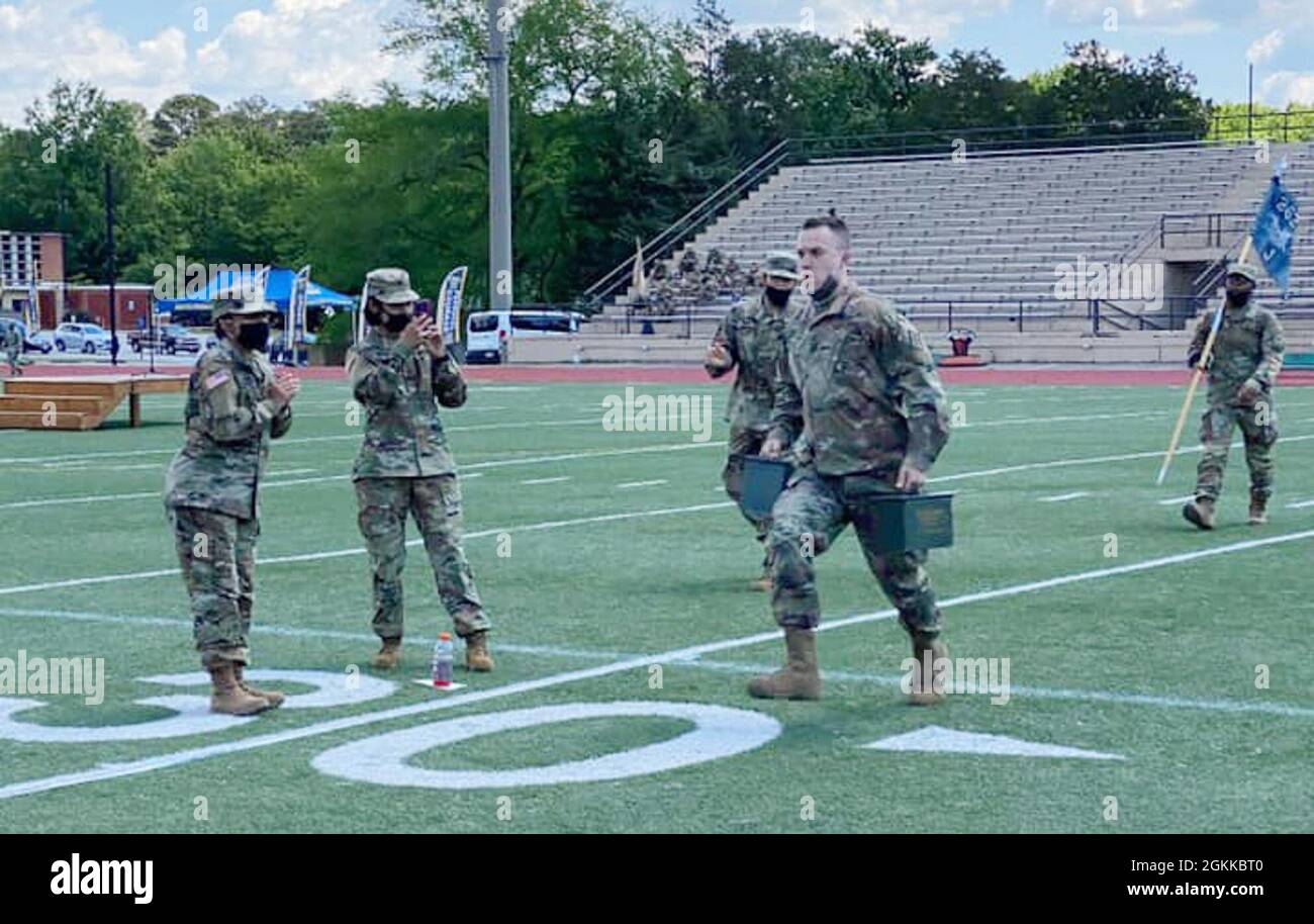 Soldiers from Juliet Company, 262nd Quartermaster Battalion ...