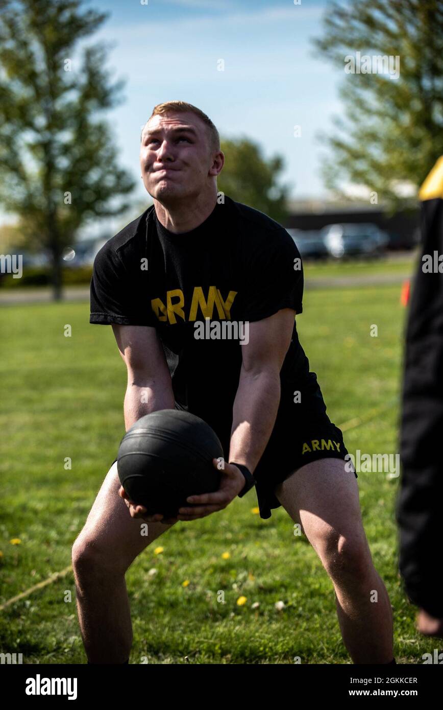 New York Army National Guard Soldiers assigned to the 2nd Squadron ...