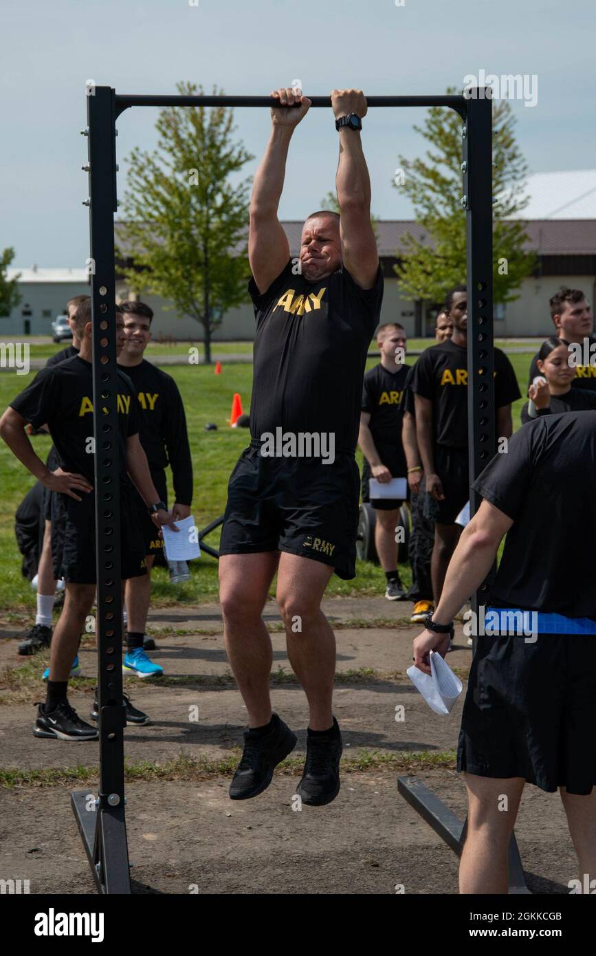 Army combat fitness test leg tuck hi-res stock photography and images ...