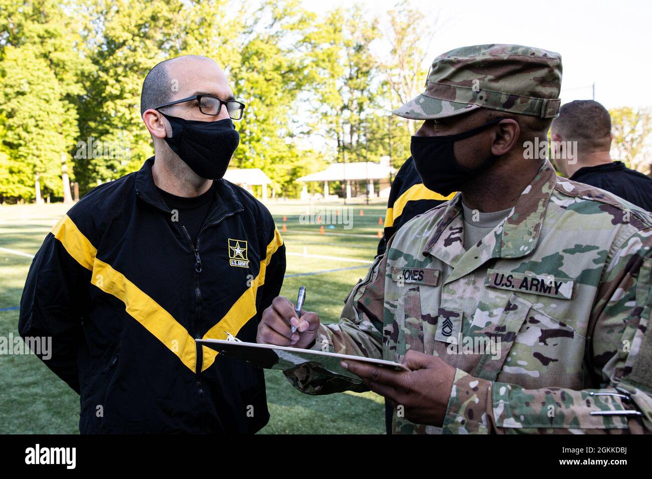 Soldiers assigned to Headquarters, Headquarters Company, U.S. Army ...