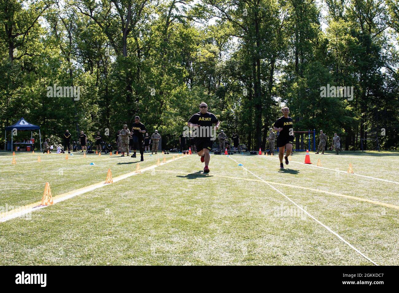 Soldiers assigned to Headquarters, Headquarters Company, U.S. Army ...