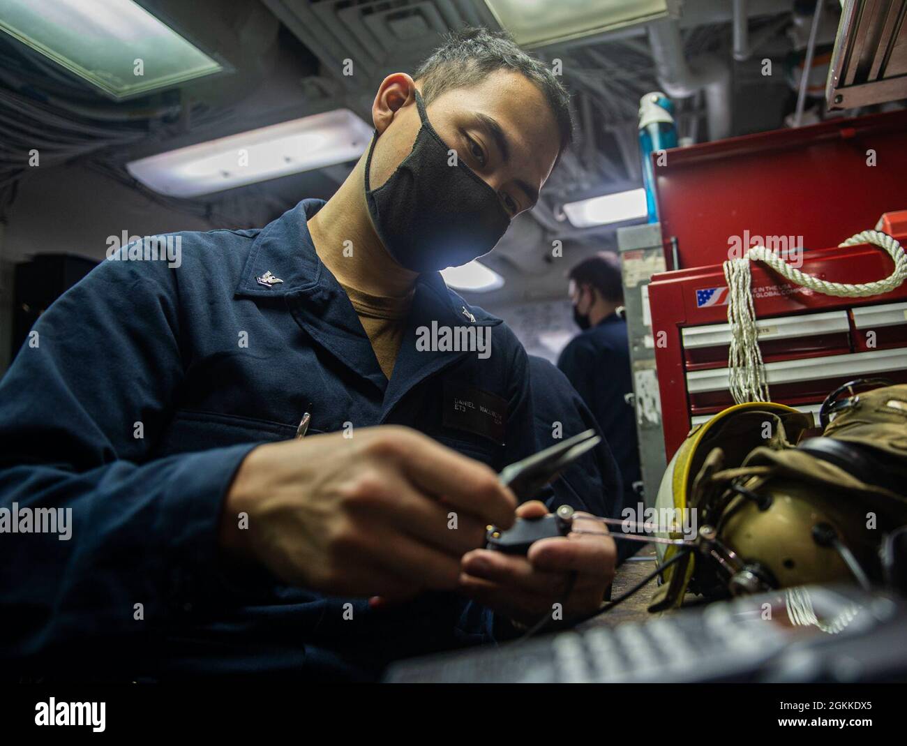 210515-N-IG124-1006 ATLANTIC OCEAN (May 15, 2021) Electronics ...