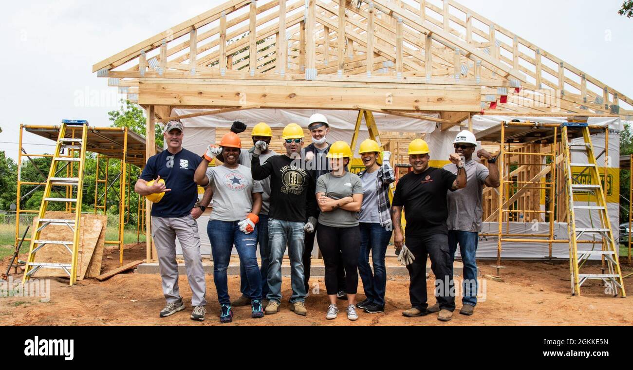 U.S. Army Reserve Soldiers assigned to the Mobilization Demobilization ...