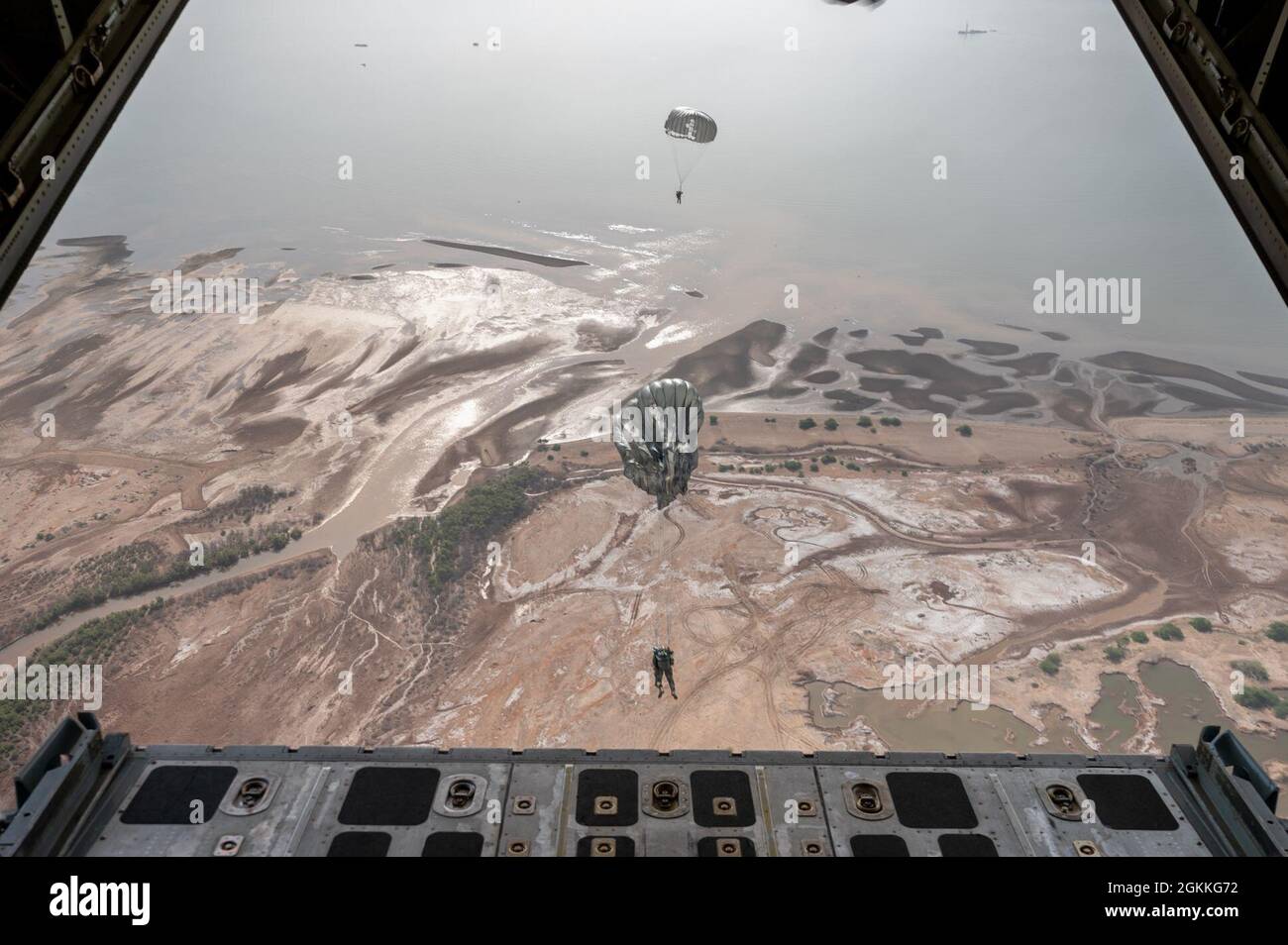 Free fall and static line jump hi-res stock photography and images - Alamy