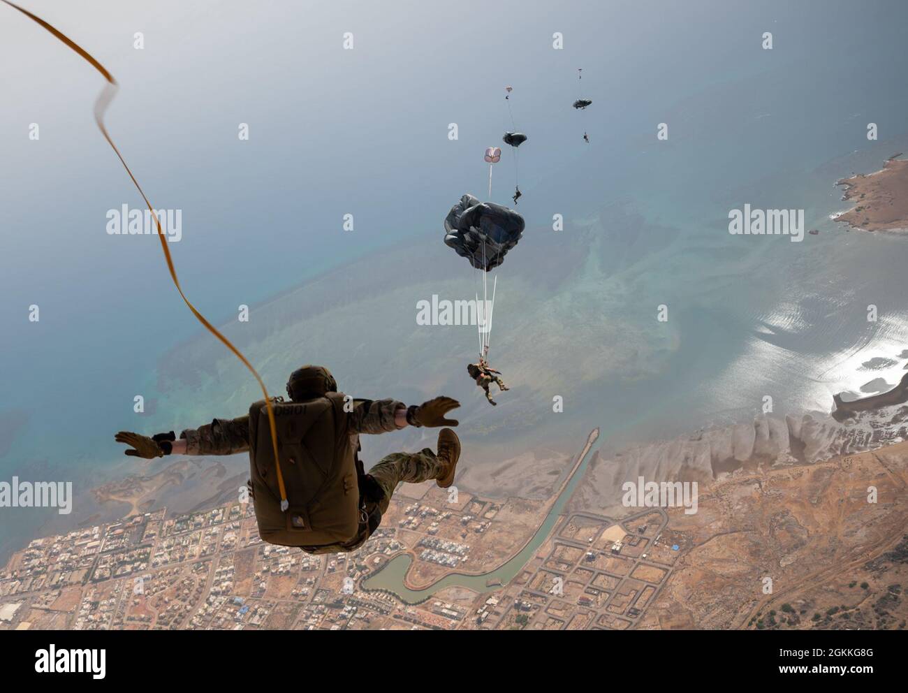 Free fall and static line jump hi-res stock photography and images - Alamy