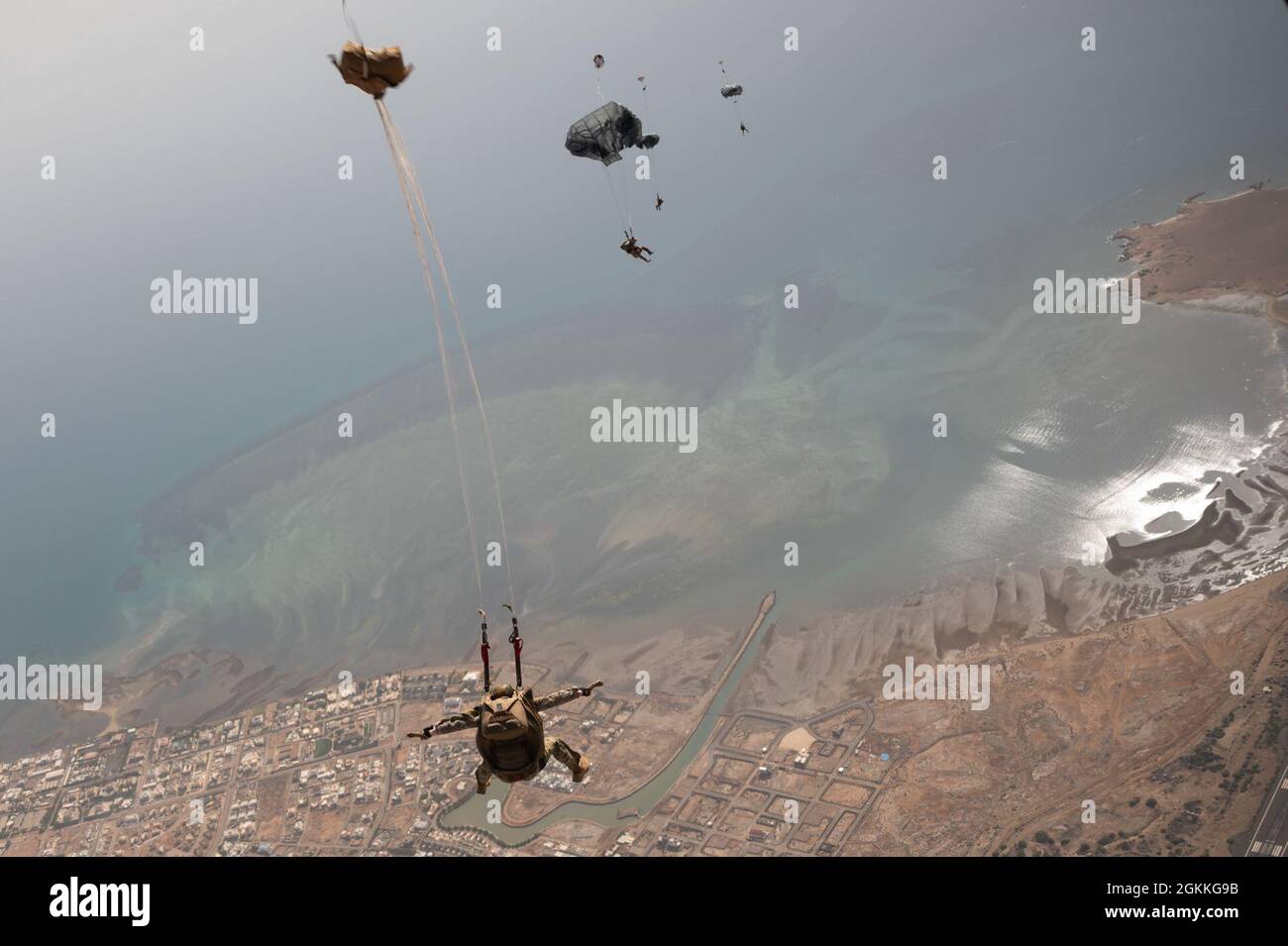 Free fall and static line jump hi-res stock photography and images - Alamy
