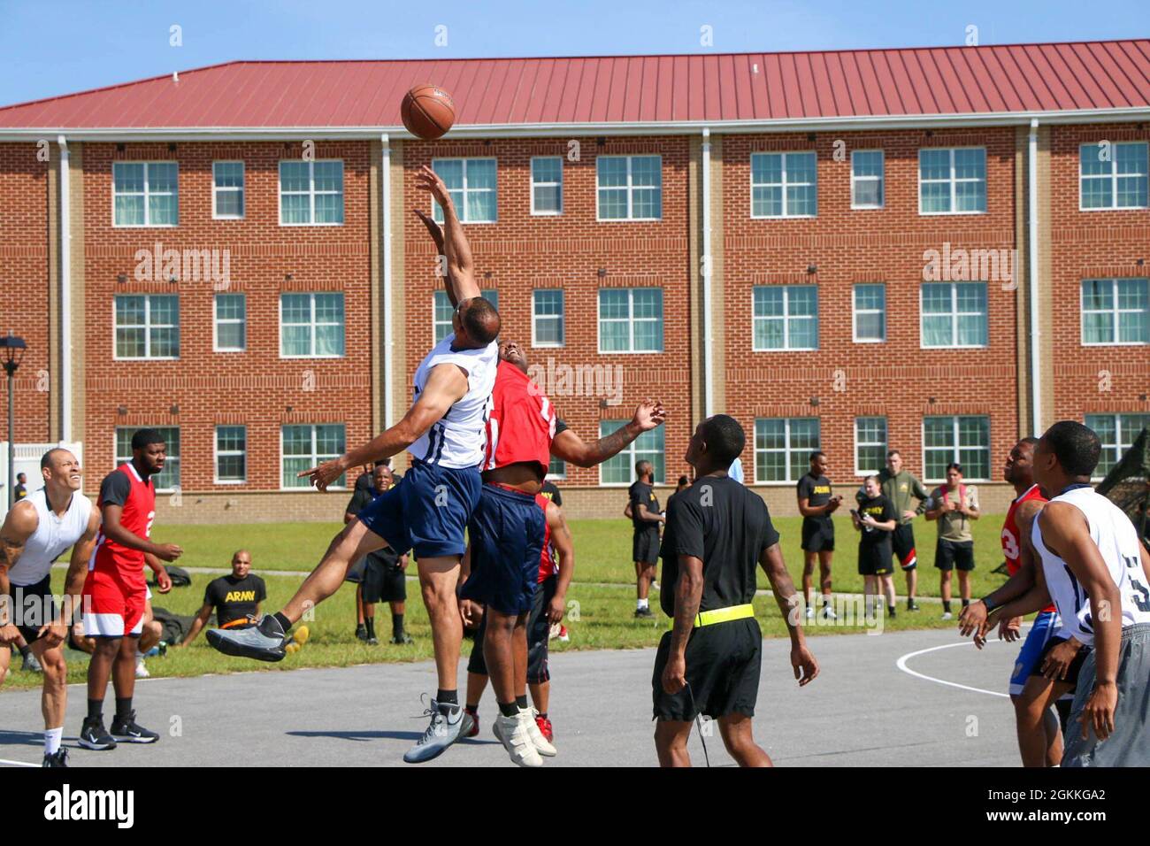 Soldiers of the 3rd Infantry Division begin the first game of the ...
