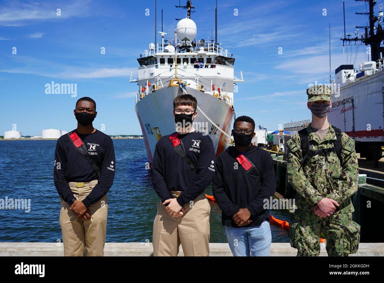 Navy Junior Reserve Officers' Training Corps (NJROTC) members from ...