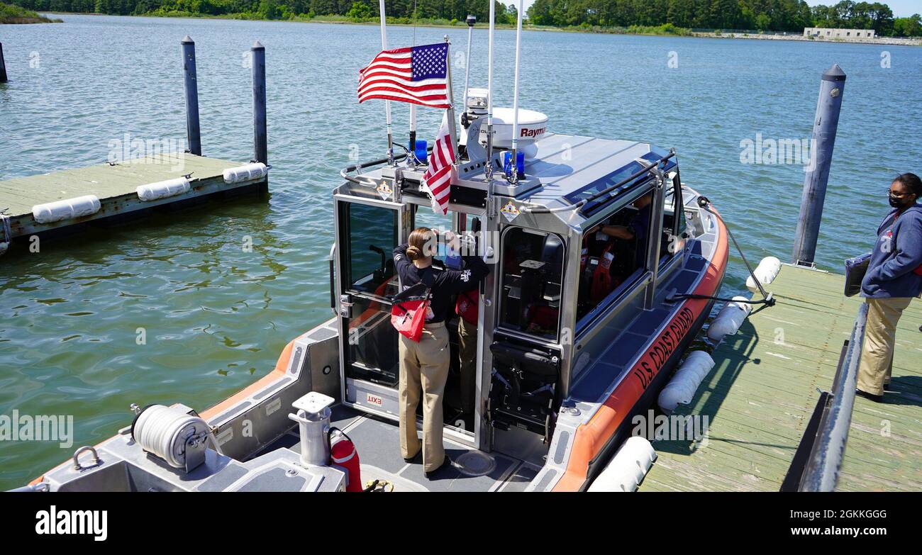 Navy Junior Reserve Officers' Training Corps (NJROTC) members from ...
