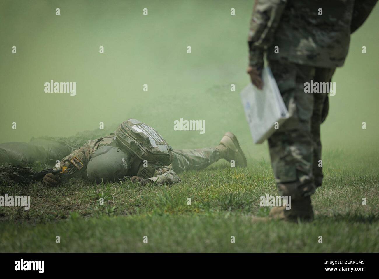A U.S. Army Expert Field Medical Badge (EFMB) candidate, conducts EFMB ...