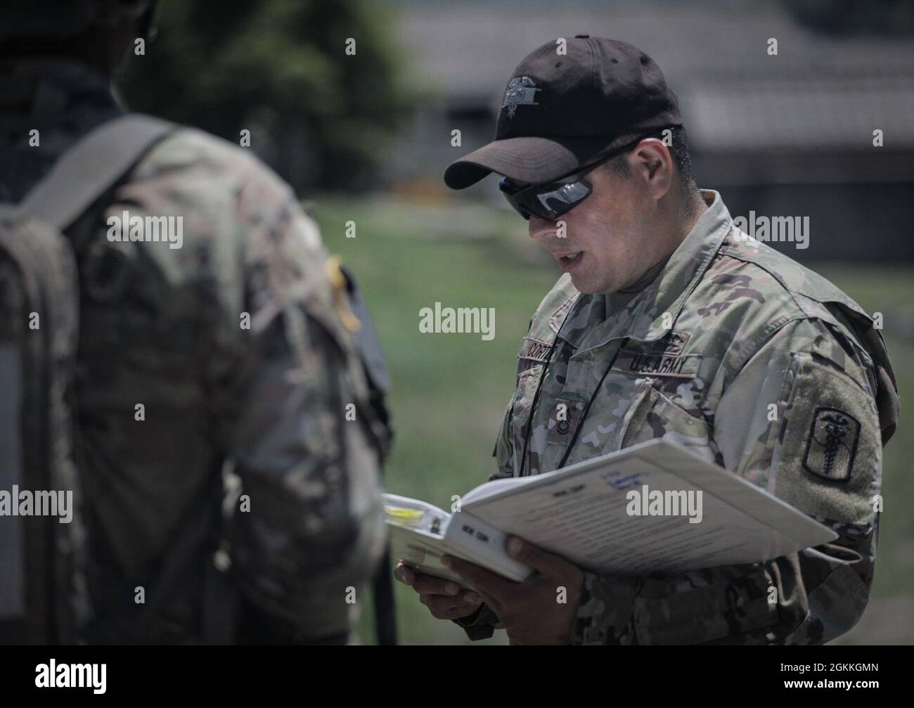 A U.S. Army Expert Field Medical Badge (EFMB) test conductor goes ...