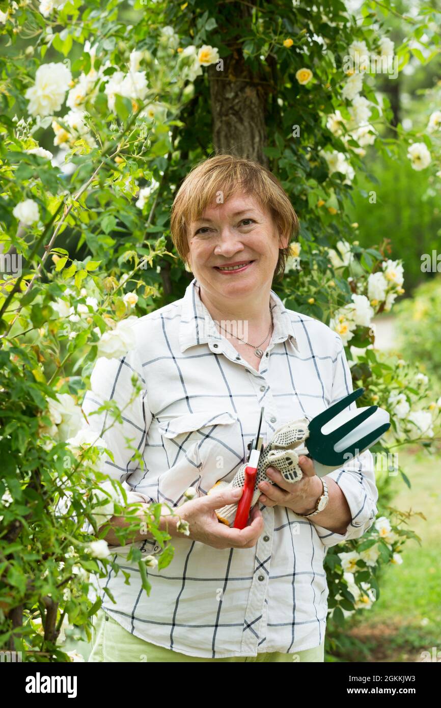 mature woman gardener Stock Photo - Alamy