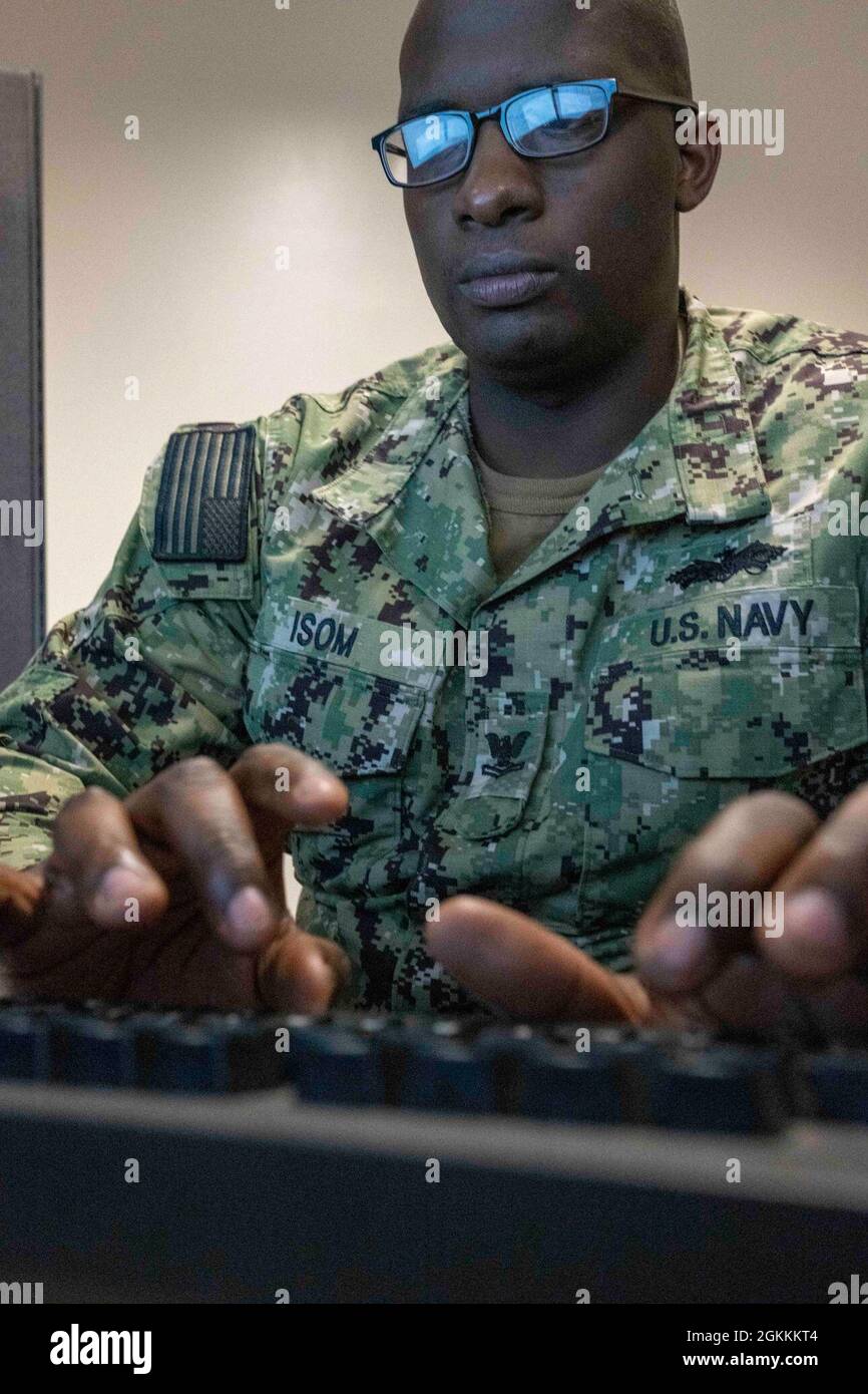 MILLINGTON, Tenn. (NNS) - Hospital Corpsman 2nd Class Randy Isom makes ...