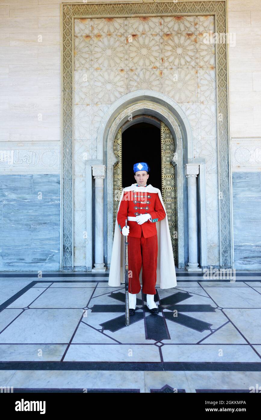 Moroccan royal guard at the entrance of the Mausoleum of Mohammed V in ...