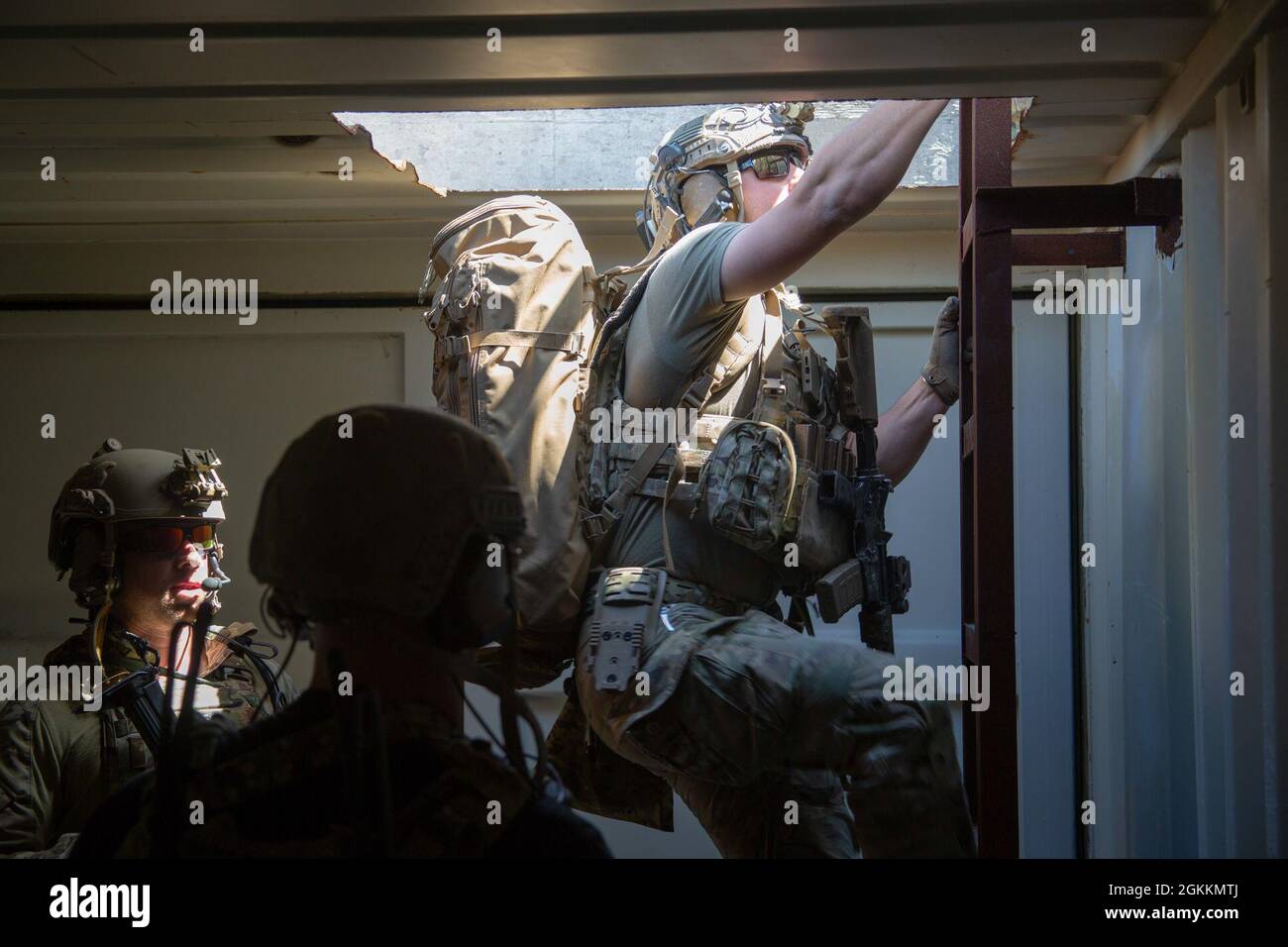 Operators with the 1st Special Forces Command (Airborne) prepare to ...
