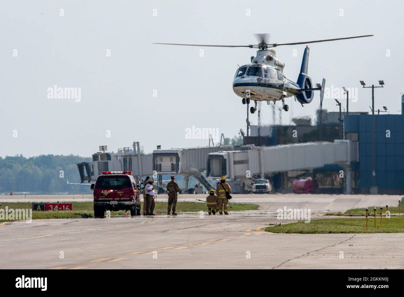 Life flight helicopter prepares hi-res stock photography and images - Alamy