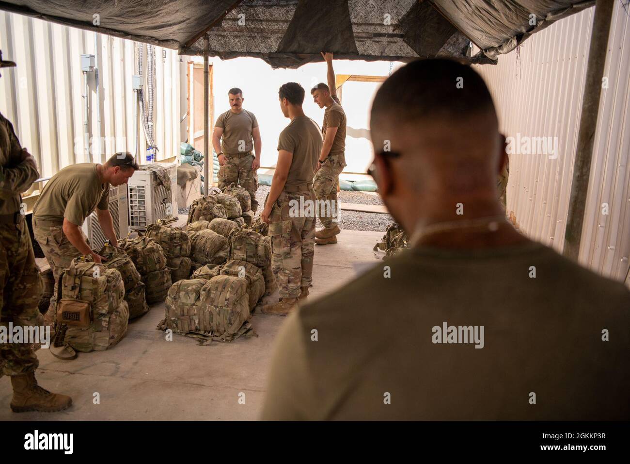U.S. Army Soldiers from 3rd Platoon, Apache Company, 1-102 Infantry ...