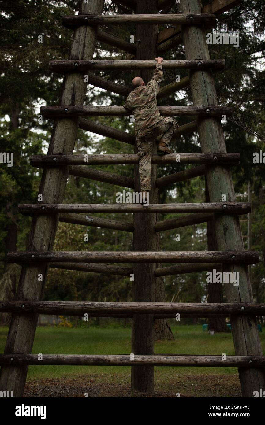 A U.S. Army Green Beret from 1st Special Forces Group (Airborne ...