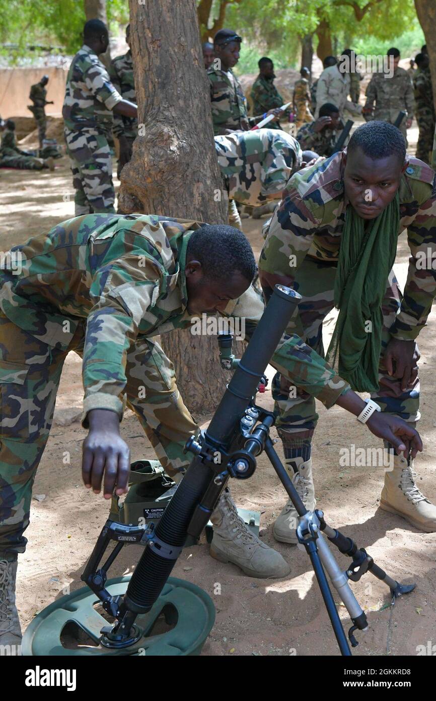 Soldiers from the Nigerien Mortar Class participate in large deflection ...