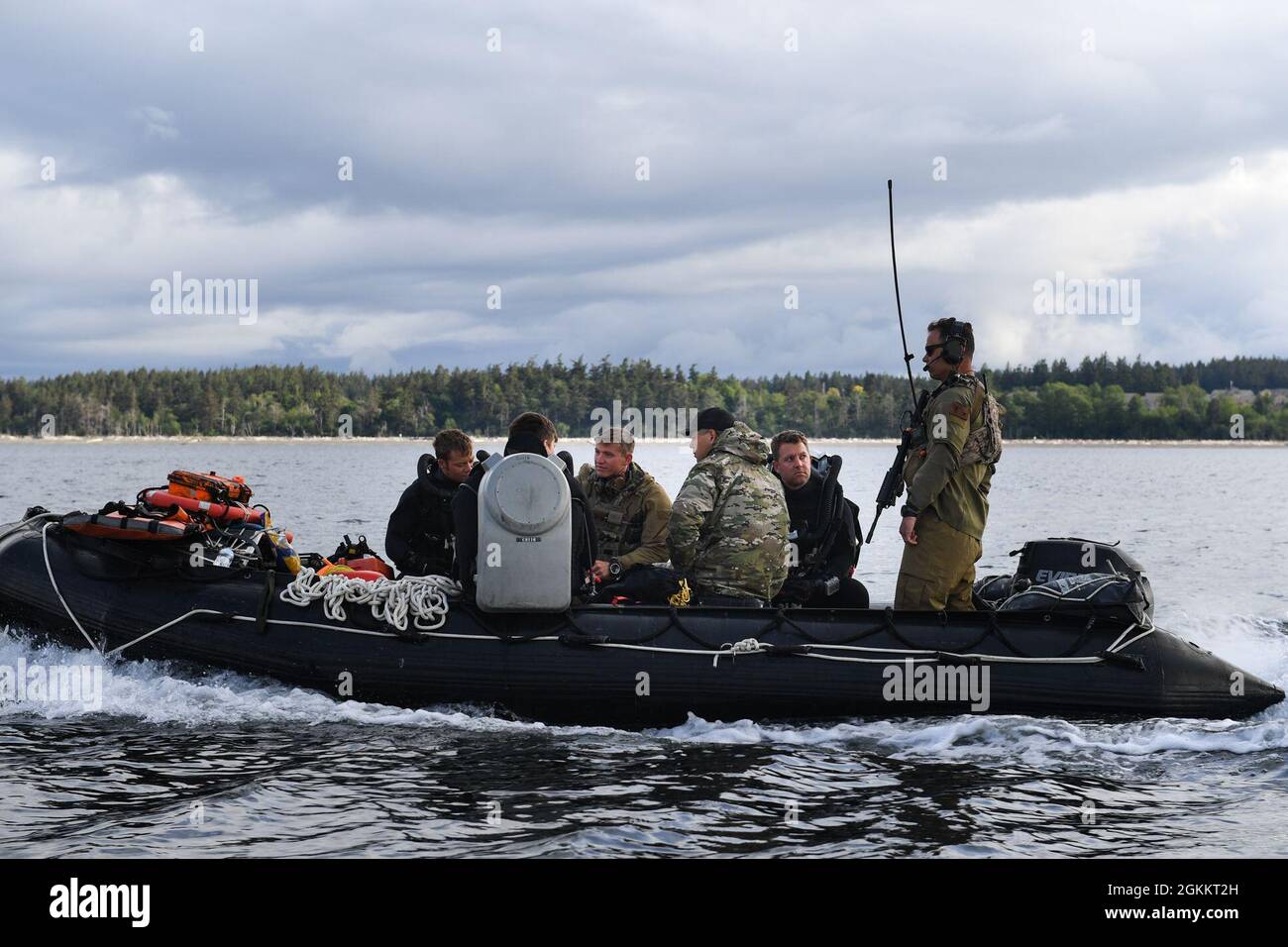 Sailors assigned to Explosive Ordnance Disposal Mobile Unit (EODMU) 1 ...