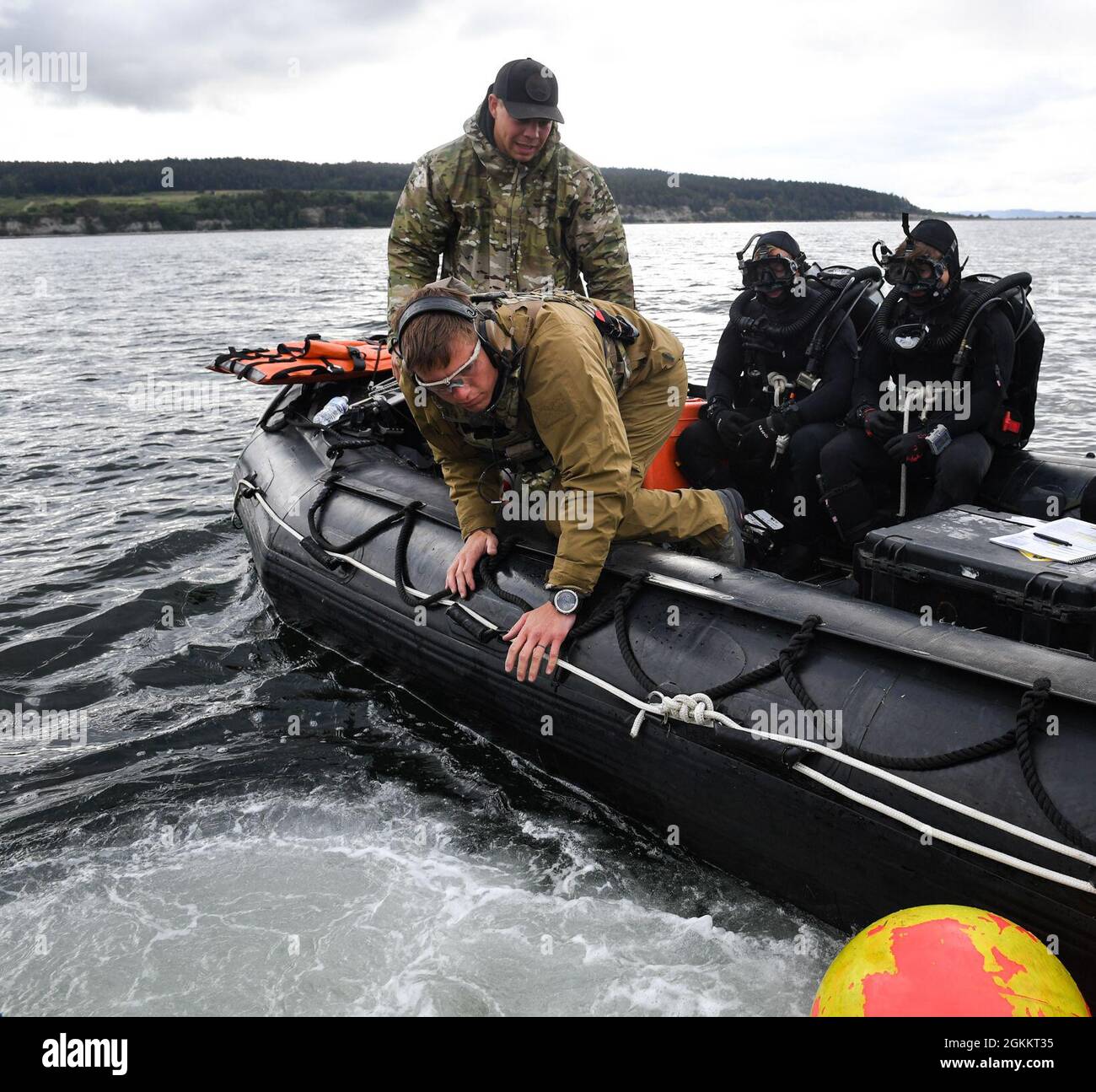 Sailors assigned to Explosive Ordnance Disposal Mobile Unit (EODMU) 1 ...