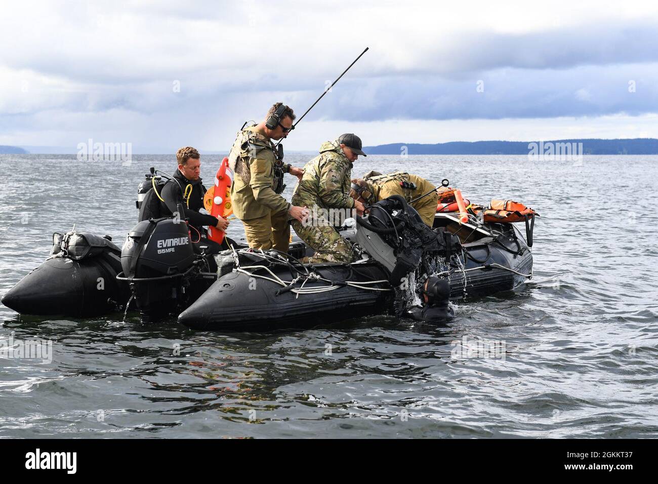 Sailors assigned to Explosive Ordnance Disposal Mobile Unit (EODMU) 1 ...