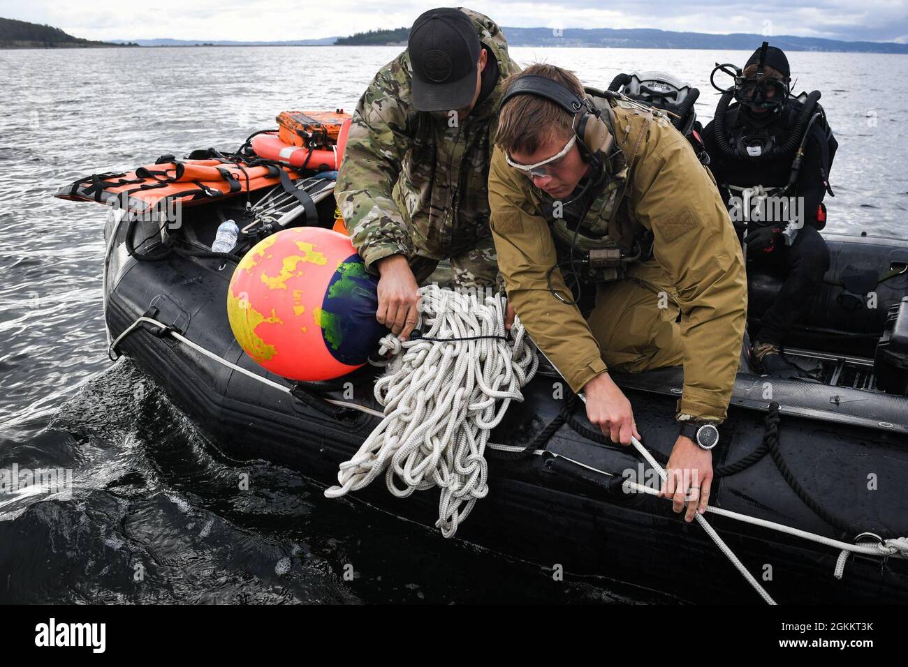 Sailors assigned to Explosive Ordnance Disposal Mobile Unit (EODMU) 1 ...