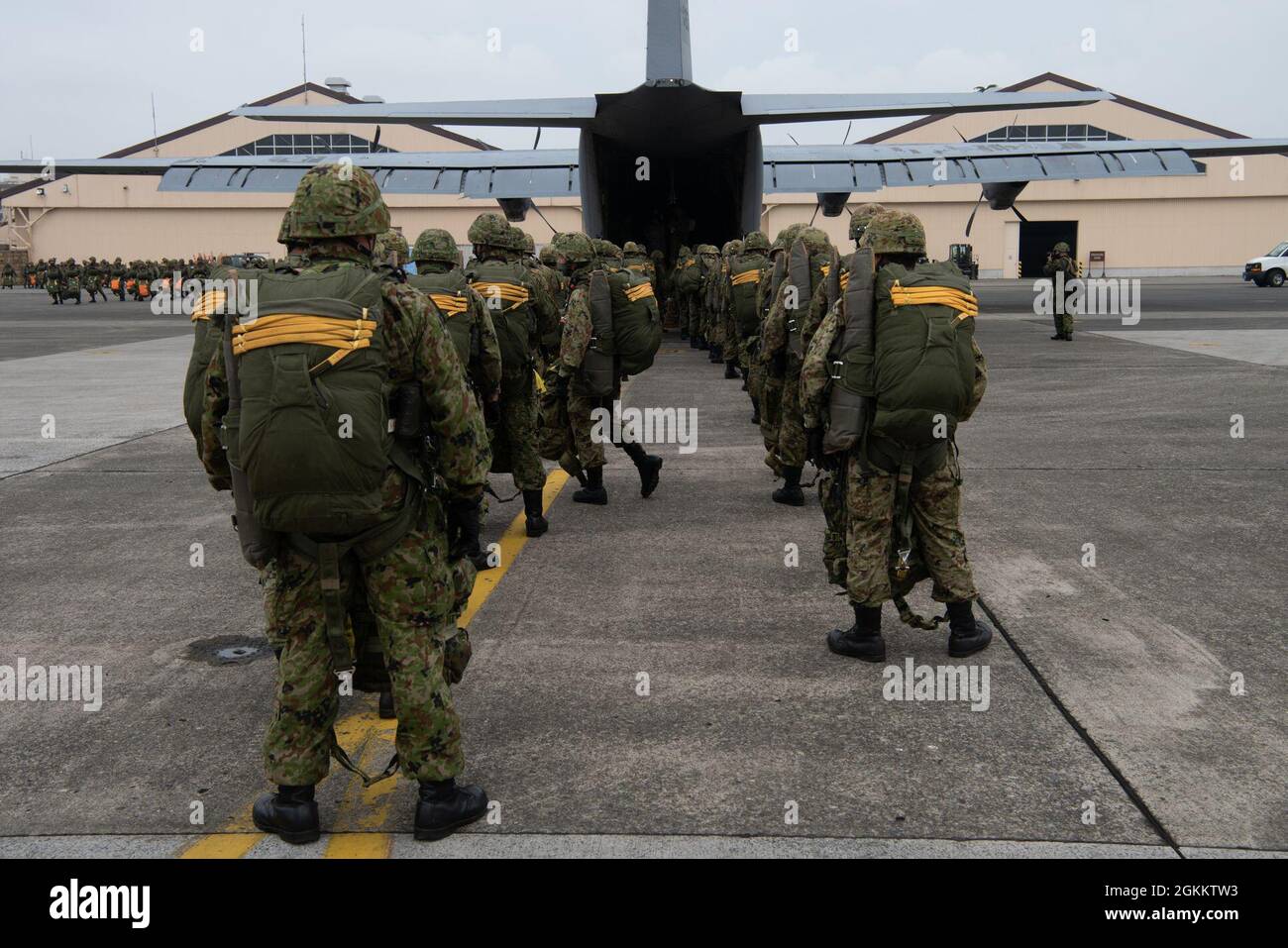 Japan Ground Self-Defense Force soldiers assigned to the 1st Airborne ...