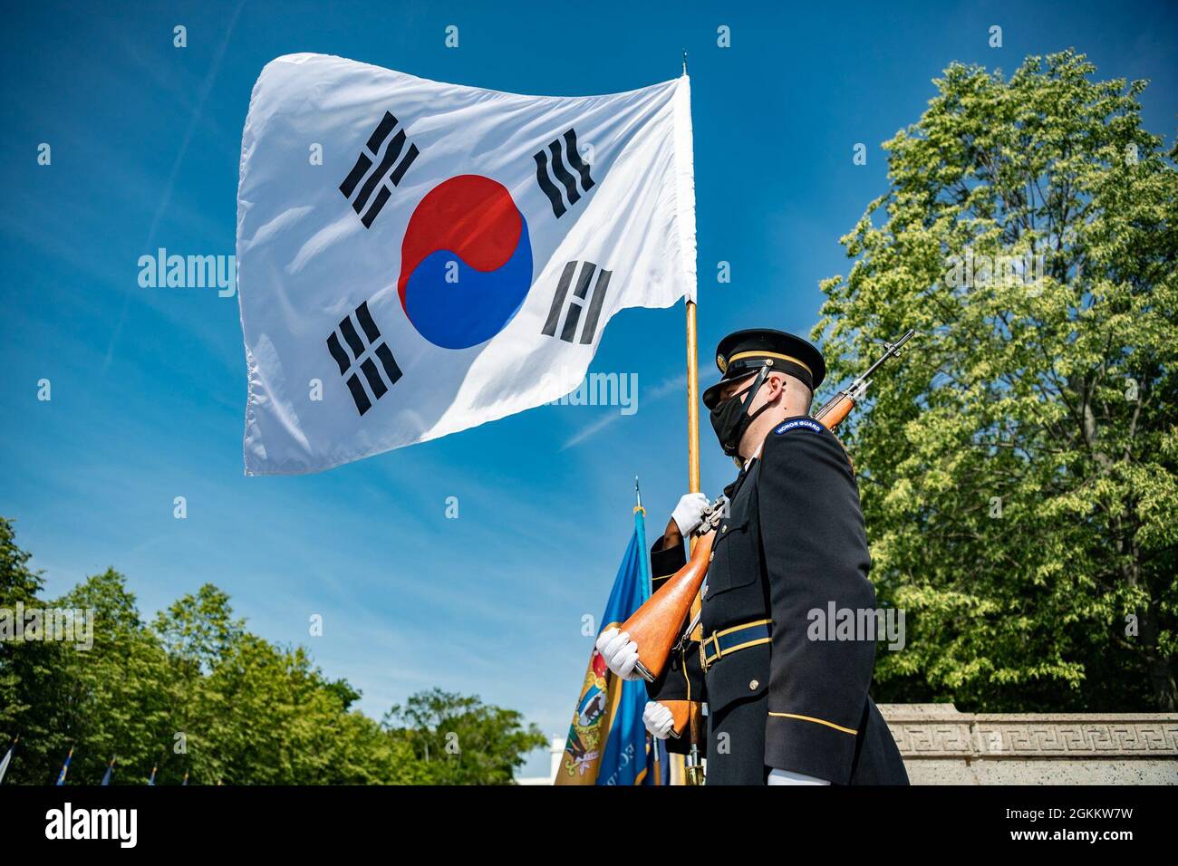 A color guard team from the 3d U.S. Infantry Regiment (the Old Guard ...