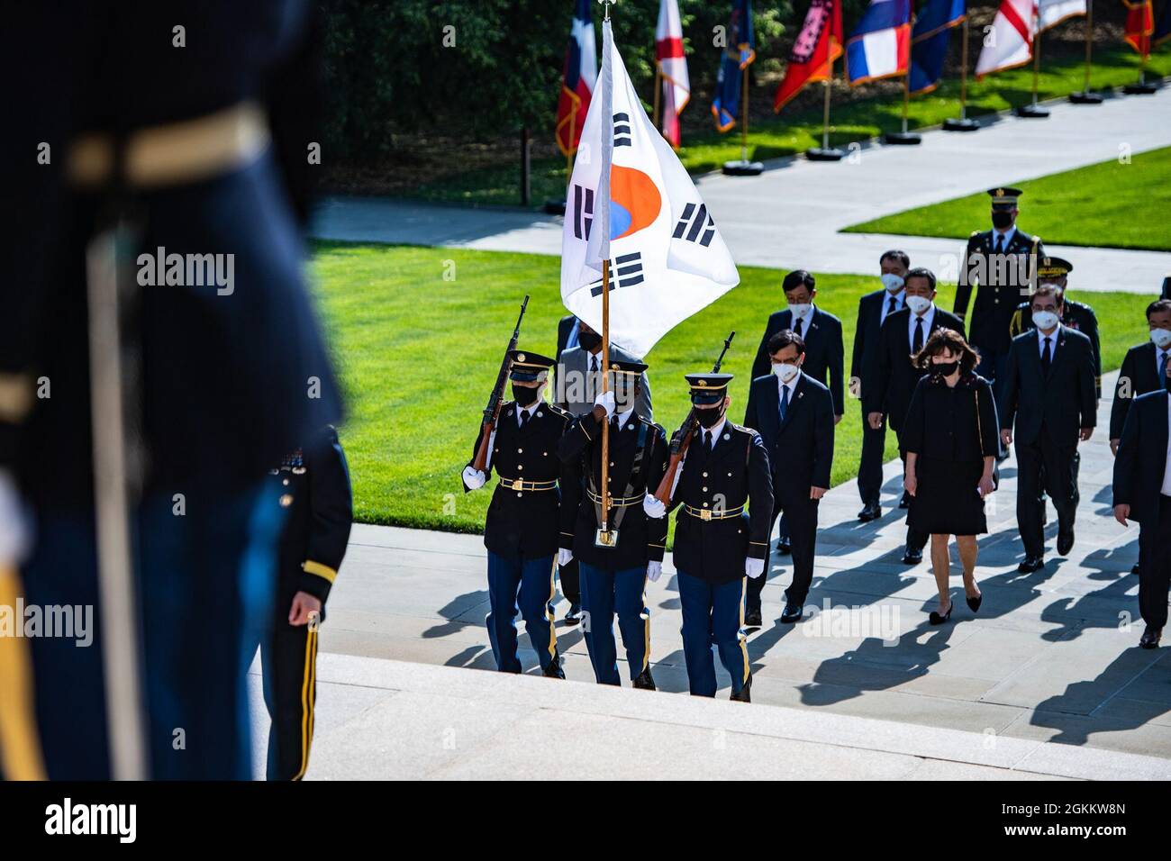 A color guard team from the 3d U.S. Infantry Regiment (the Old Guard ...