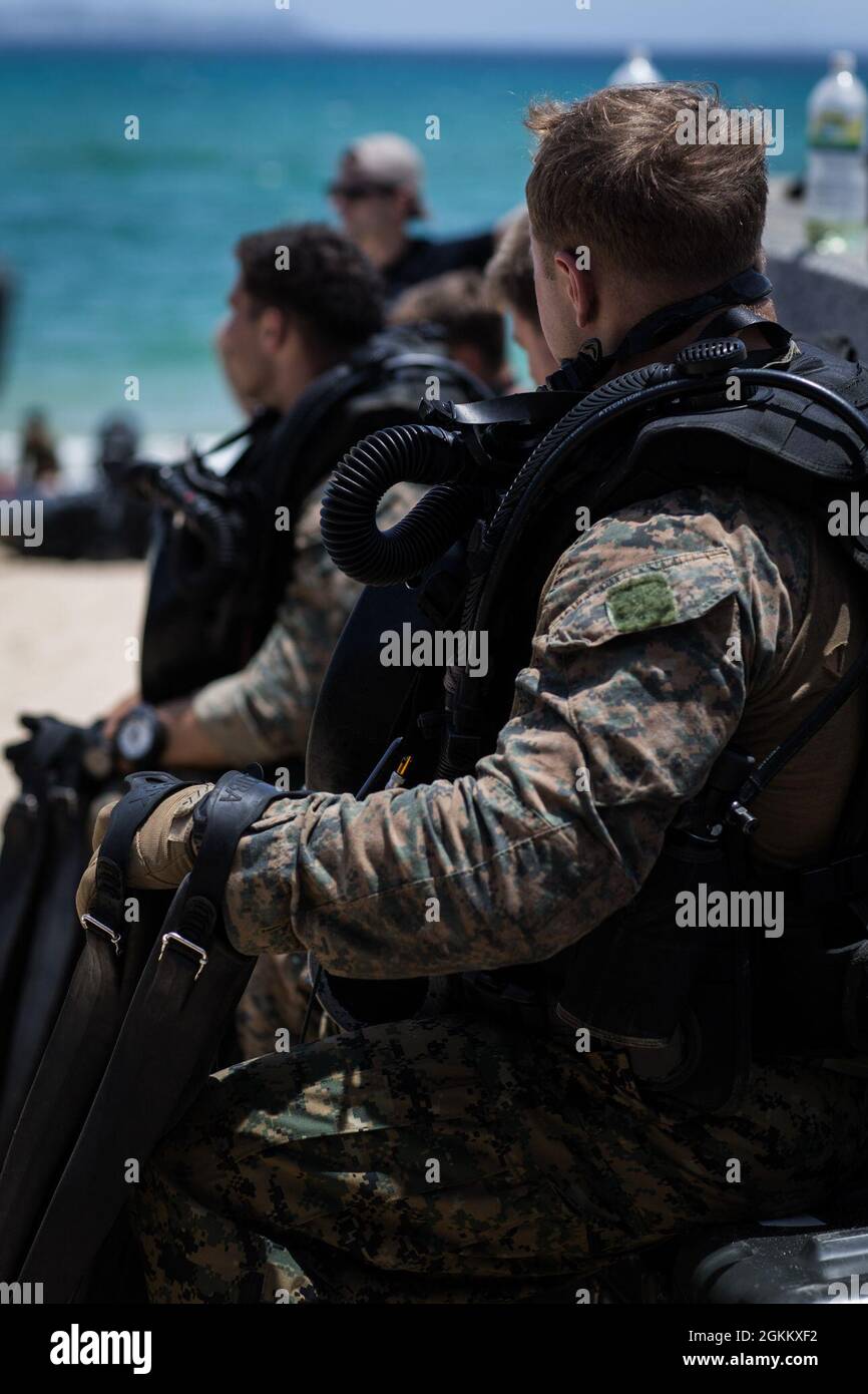 U.S. Marines with a Force Reconnaissance Platoon (FRP), 31st Marine ...