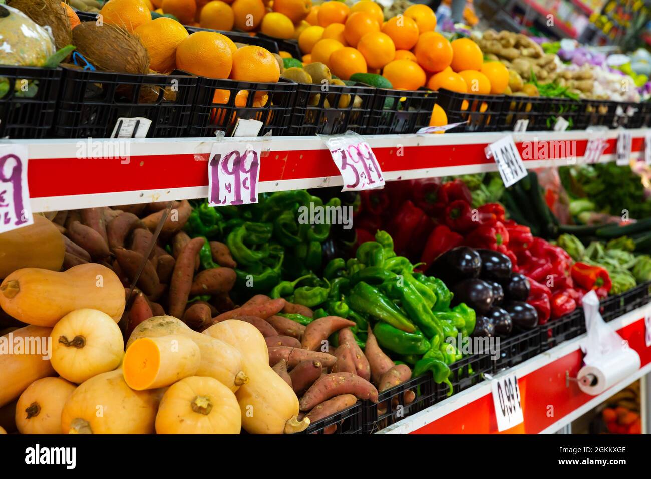 Market counter with fresh fruits and vegetables Stock Photo - Alamy
