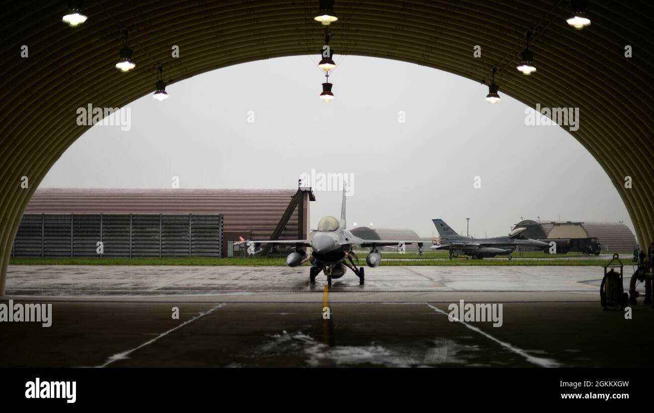 An F-16 Fighting Falcon from the 80th Fighter Squadron taxis into a ...