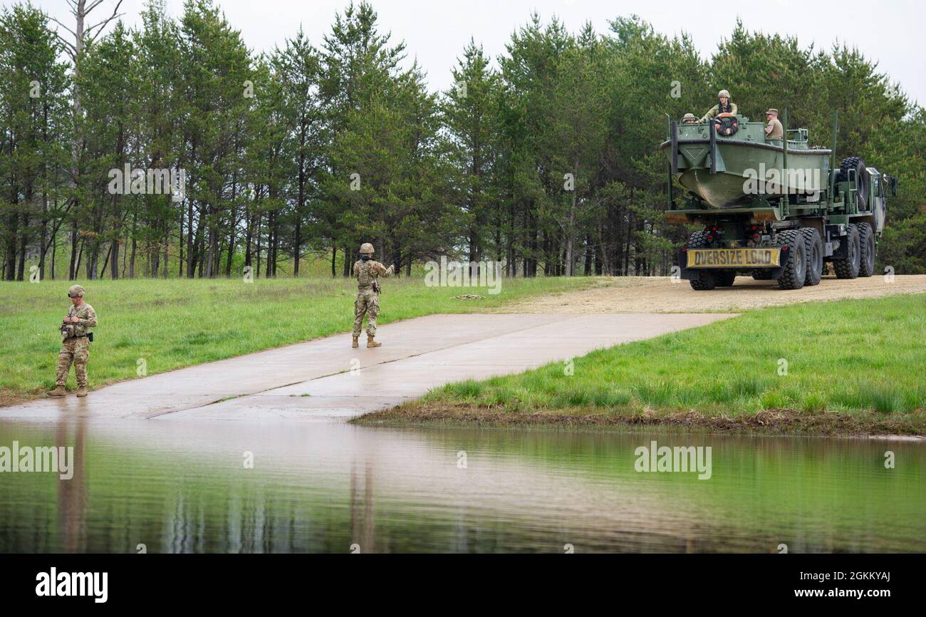 Army Reserve Soldiers from the 652nd Engineer Company (Multi-Role ...