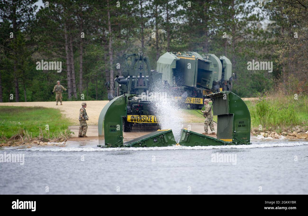 Army Reserve Soldiers from the 652nd Engineer Company (Multi-Role ...