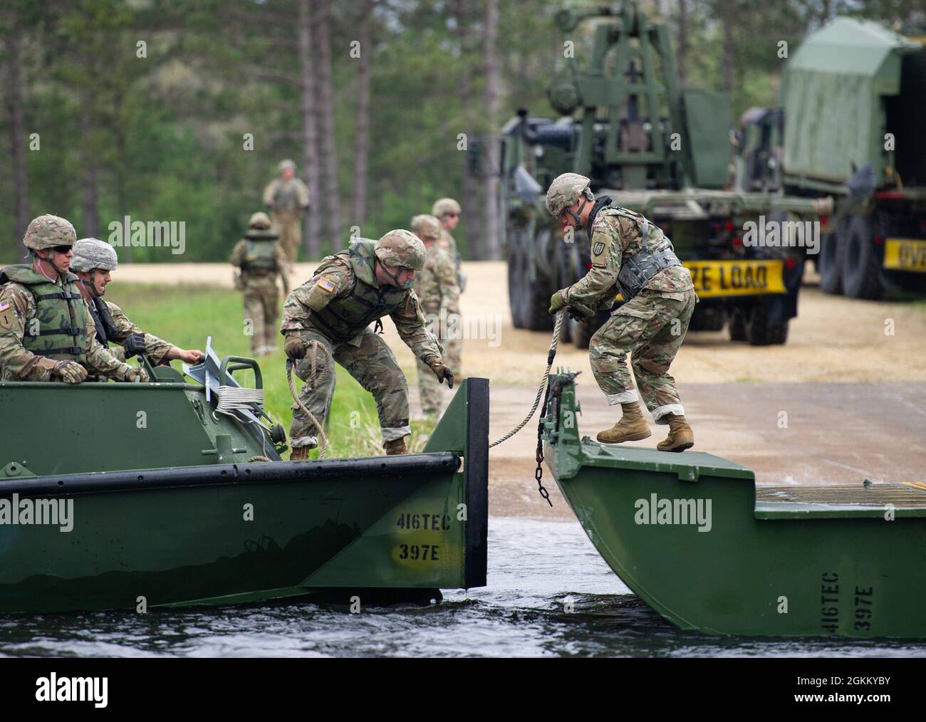 Army Reserve Soldiers from the 652nd Engineer Company (Multi-Role ...