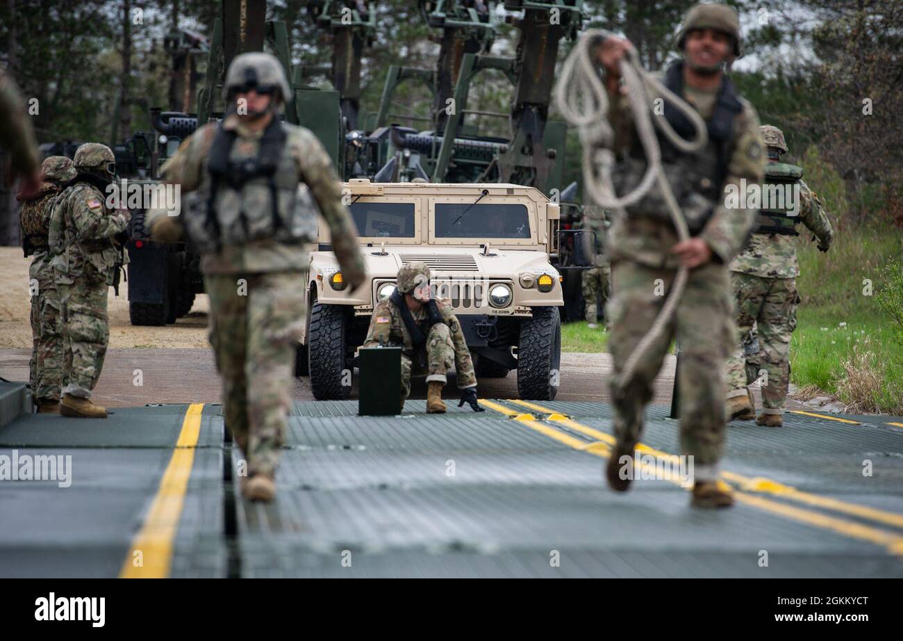 Army Reserve Soldiers from the 652nd Engineer Company (Multi-Role ...